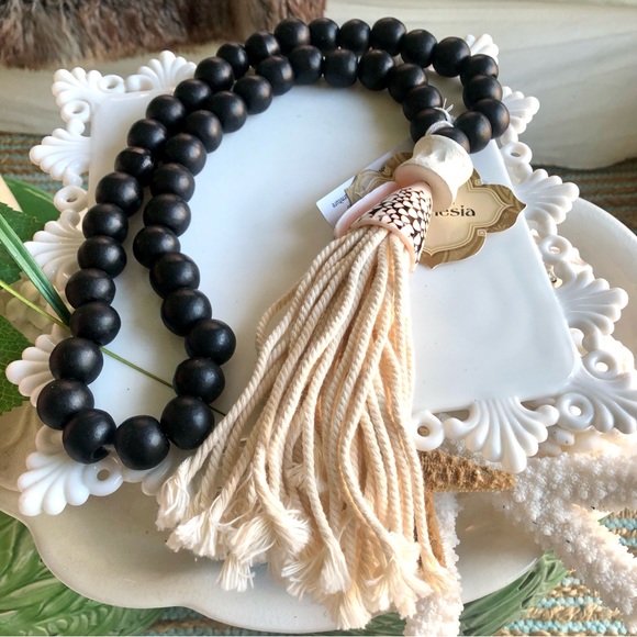 Accents | Nwt Chunky Black Beaded Seashell Tassel Garland | Poshmark